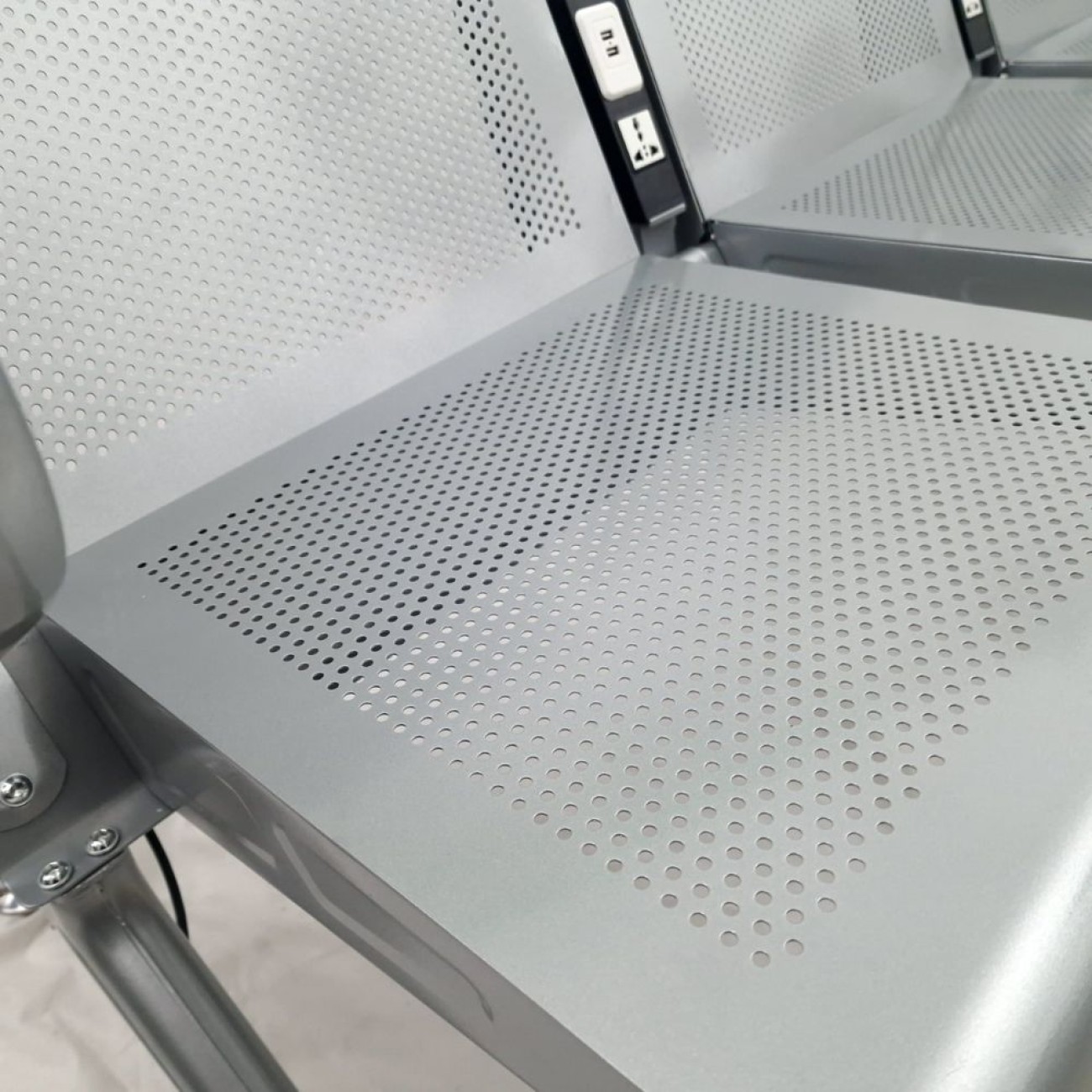 Bancă metalică pentru așteptare cu 3 locuri 203 UP