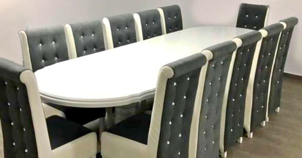 Masă ovală pentru living cu 12 scaune gri cu alb