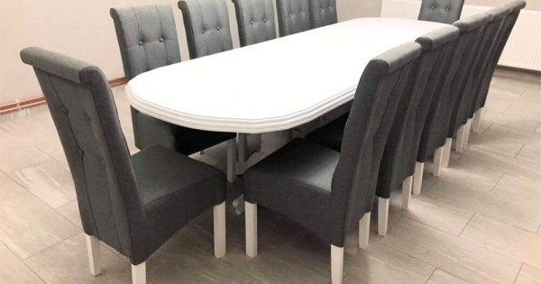 Masă ovală living cu 12 scaune din stofă gri închis