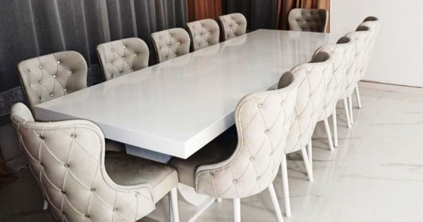 Set masă bucătărie cu 12 scaune pe culoarea crem