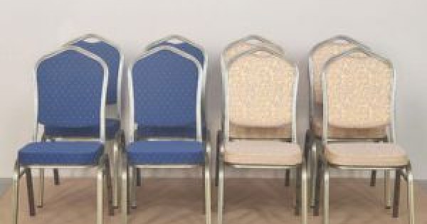 Scaune de evenimente pe cadru auriu stofă culoare bej